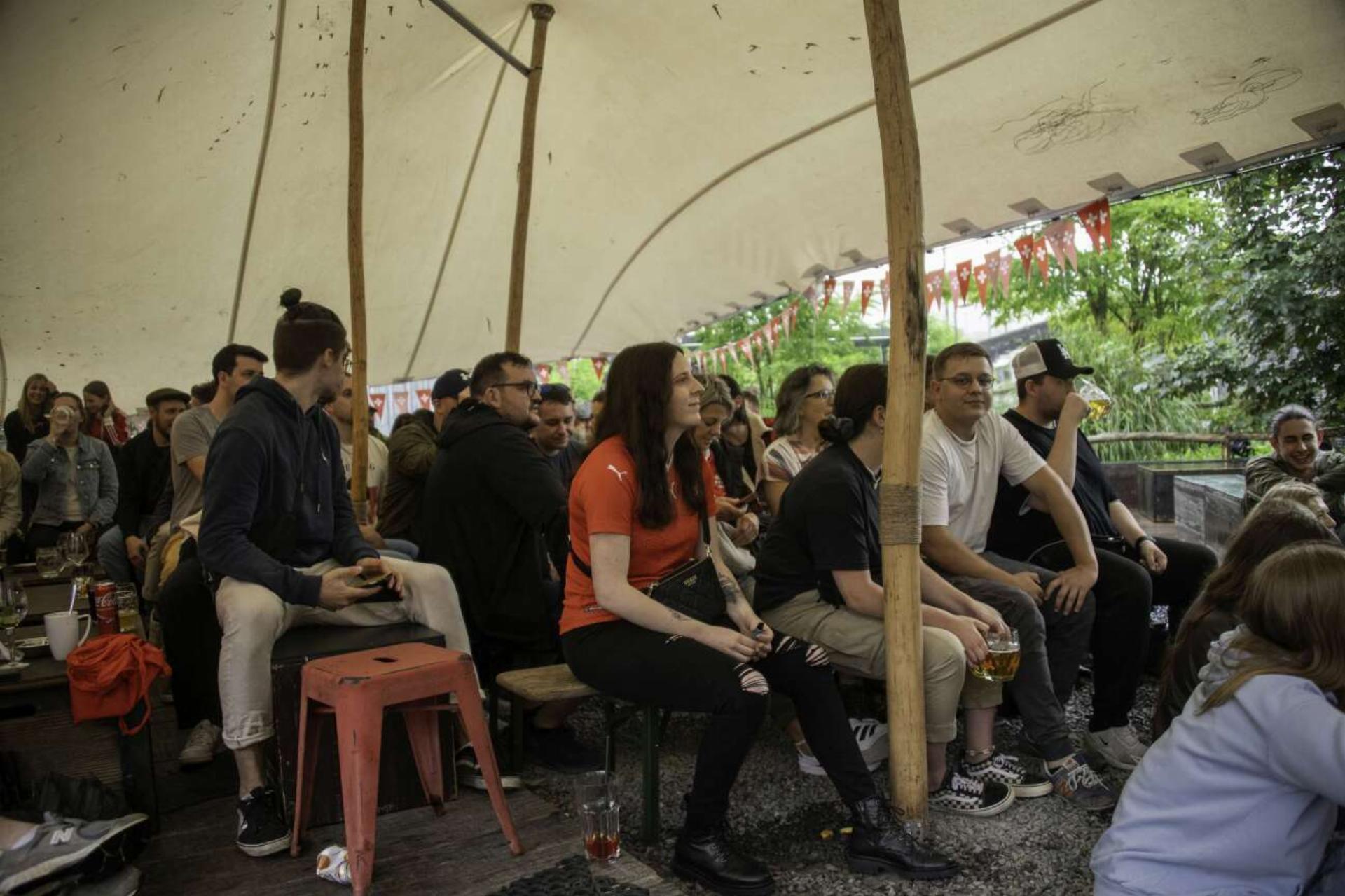 Nasses Public Viewing in der Kraftwerk Kaffee-Bar